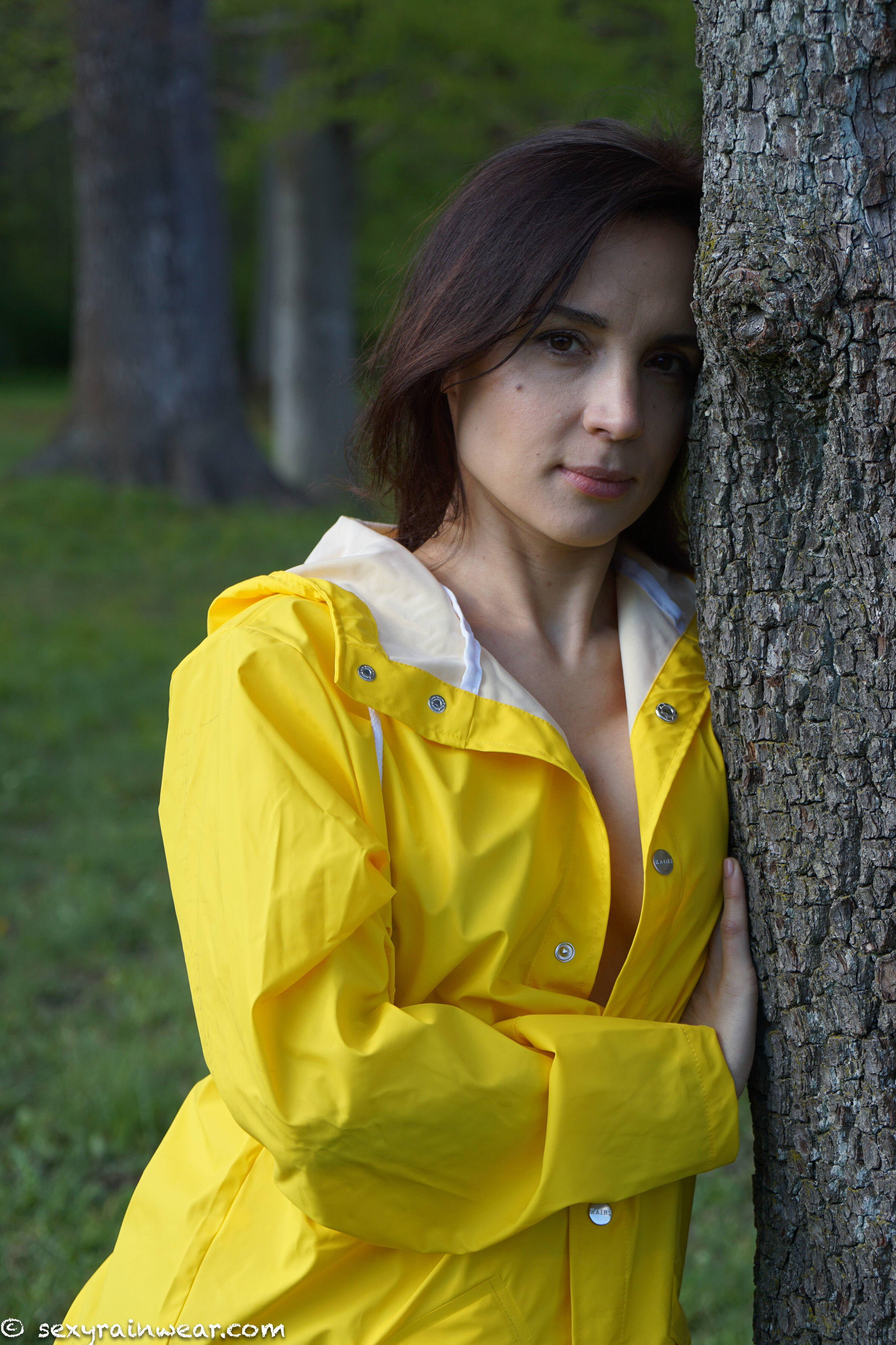 SEXYRAINWEAR.online | Yellow – and underneath?